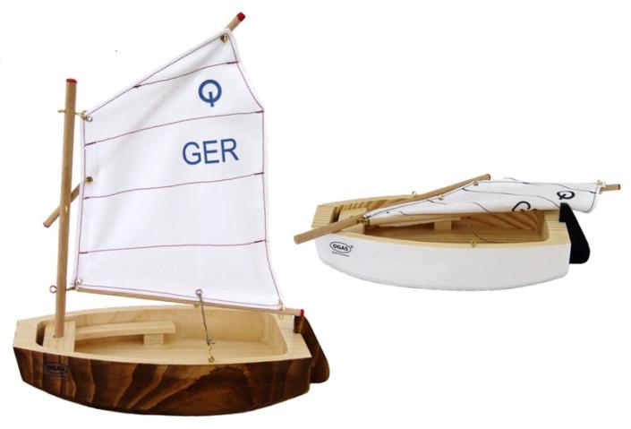 Floating wooden toy boats: Medium sailing ships and boats - OGAS Fabrik